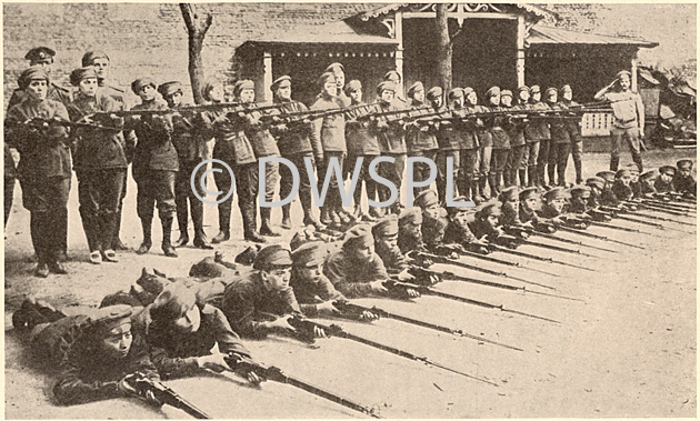 World War I: Part of the Russian women's battalion in training, 1917 ...
